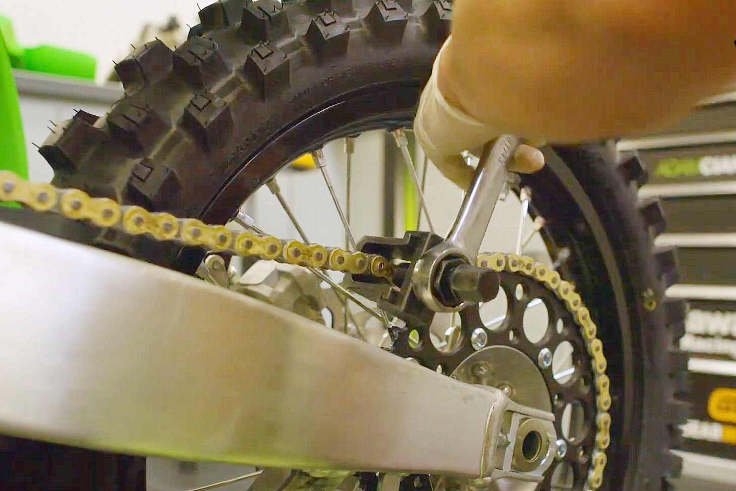 Techniek: Zo monteer je het slot van een o-ring ketting | MX Vintage