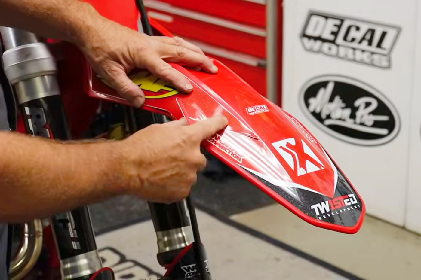 Techniek: Een manier om een stickerset aan te brengen - MX Vintage